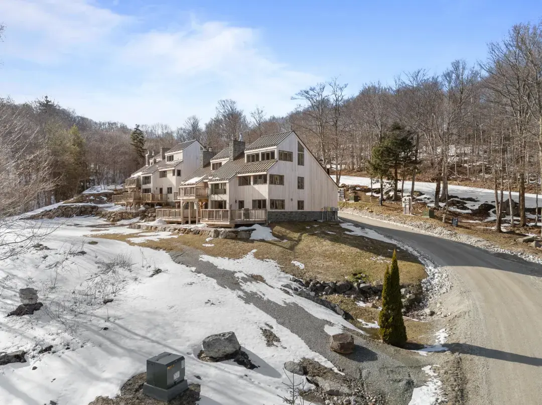 Scenic Mountain Views And Cozy Wood Stove - Charming Slopeside Getaway - Killington, VT