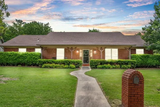 Cozy Living Space And Fully Equipped Kitchen - Spacious Charming Haven - Tulsa, OK
