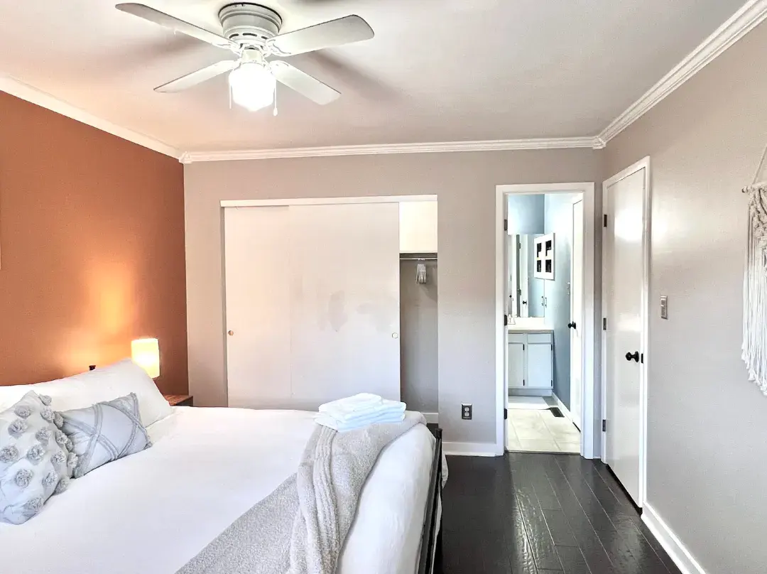 Modern Amenities And Cozy Fire Pit - Charming Split-level Escape - 섐페인