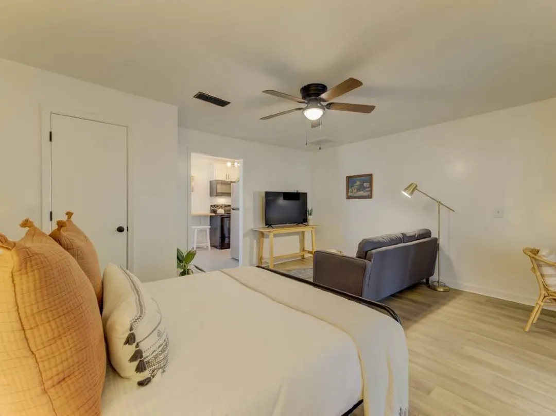 Central Location With Natural Light And Essentials - Charming Cozy Retreat - Columbia