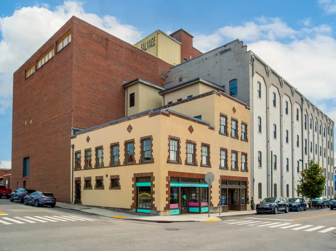 Modern Kitchen And Smart Tv Retreat - Chic Downtown Oasis - Knoxville, TN