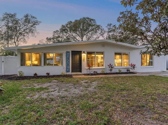 Luxurious Pool And Outdoor Oasis - Cozy Coastal Retreat - Sarasota, FL