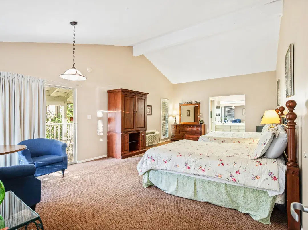 Hot Tub And Private Decks Amidst Nature's Beauty - Charming Retreat - Sunrise Beach, MO