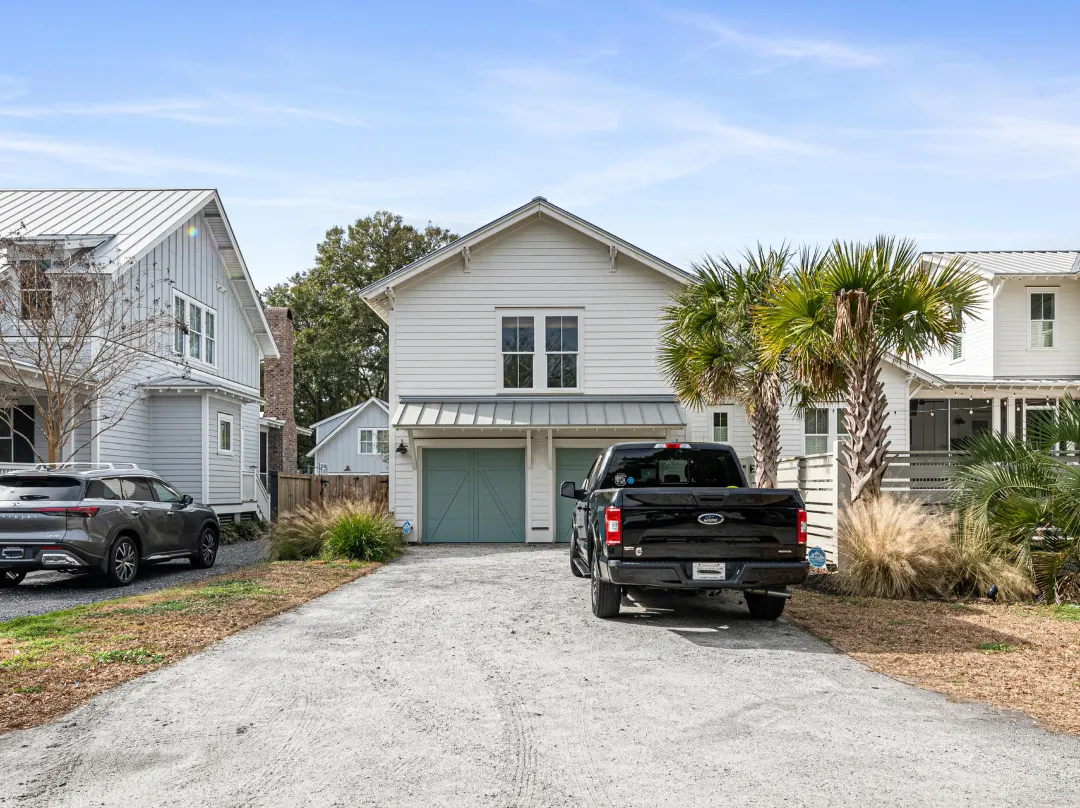 Modern Amenities And Outdoor Shower Delight - Cozy Coastal Retreat - Mount Pleasant, SC