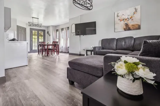 Relaxed 5br Retreat | Niagara Falls Nearby - Niagara Falls, NY