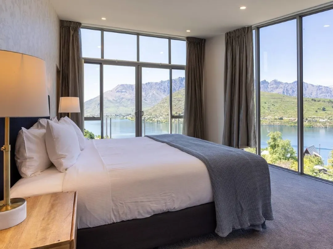 Luxury Lakeside Home With Remarkable View - Queenstown