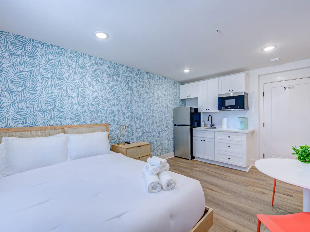 Full-size Kitchenette And Smart Tv Amenities - Charming Cozy Haven - Galveston, TX