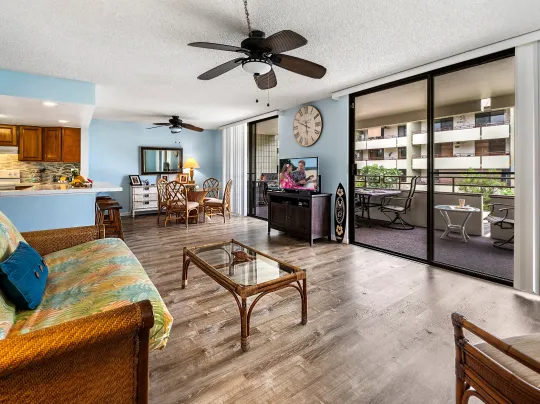 Spacious Lanai With Partial Ocean Views - Inviting Island Retreat - Hawaii