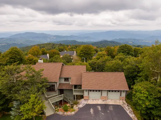 Scenic Views, Private Deck, Cozy Fireplace And Patio - Charming Retreat - Beech Mountain, NC