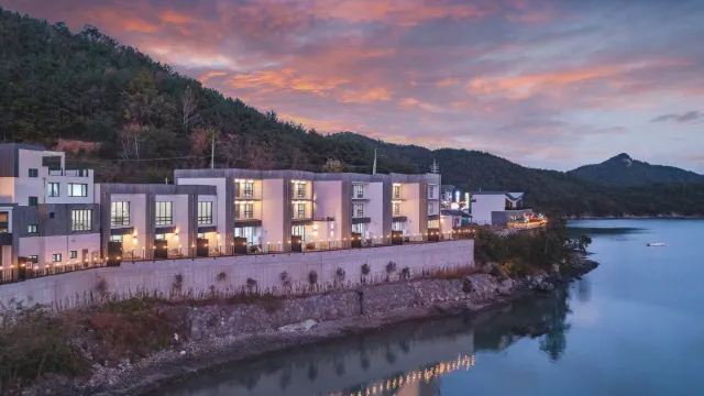 Yeosu Jaliuem Kids Poolvilla - Yeosu-si