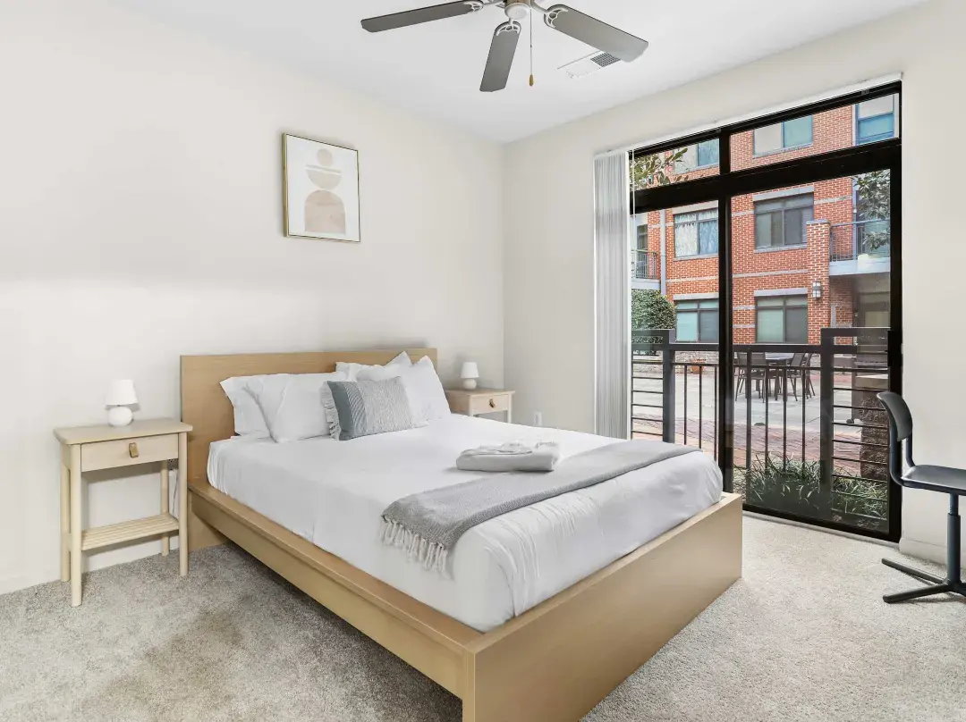 Spacious Interiors And Premium Amenities - Stylish Urban Retreat - Arlington, VA