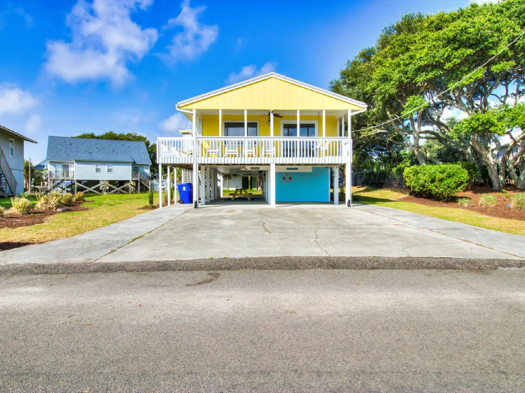 Outdoor Oasis With Picnic Table And Hammock - Charming Coastal Retreat - Carolina Beach, NC