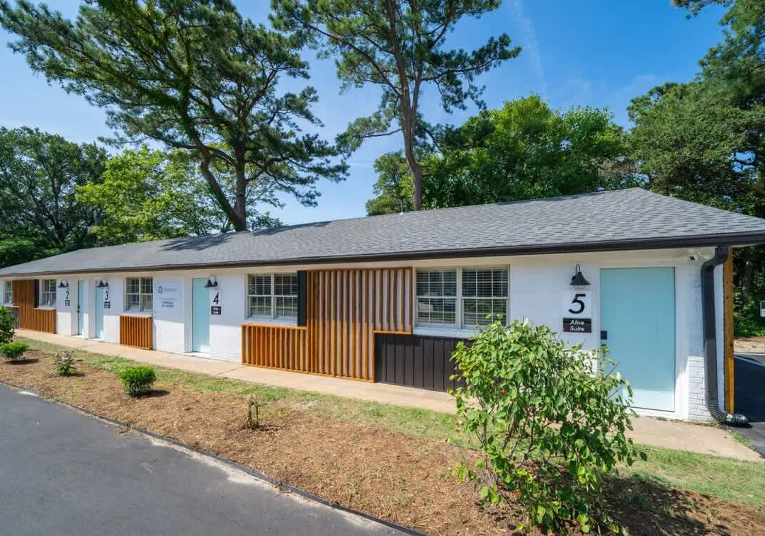 Modern Kitchen And Relaxation Space - Charming Coastal Retreat - Hampton, VA