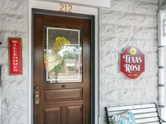 Stained Glass Welcomes You With Hot Tub And Wifi - Charming Historic Retreat - Fredericksburg, TX