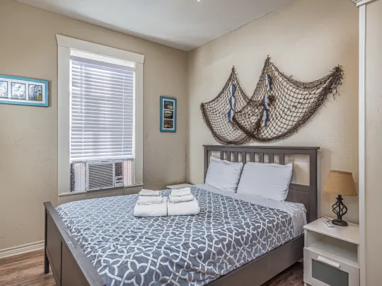 Fully Furnished And Spacious Living Space - Charming Coastal Retreat - Galveston Island, TX