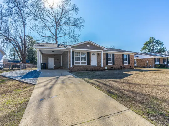 Tranquil Backyard And Modern Appliances - Cozy Family Retreat - Fayetteville, NC