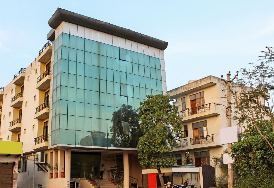 Hotel Azad Square Gurgaon, Gurugram (Prices & Reviews 2024) | Trip.com