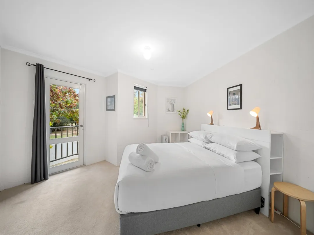 Stylish 1-bed Stay With Balcony & Study - Queanbeyan