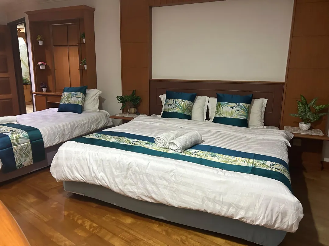 Riverbank Suites - River View Level 11, Sleeps 7 - Kuching