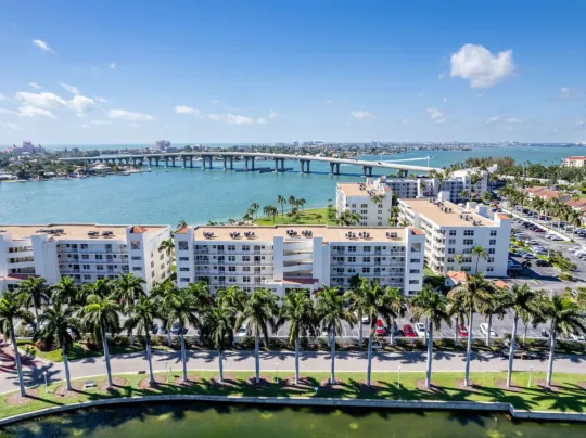 Lavish Retreat - Jacuzzi, Balcony, Stunning Views - San Petersburgo, FL