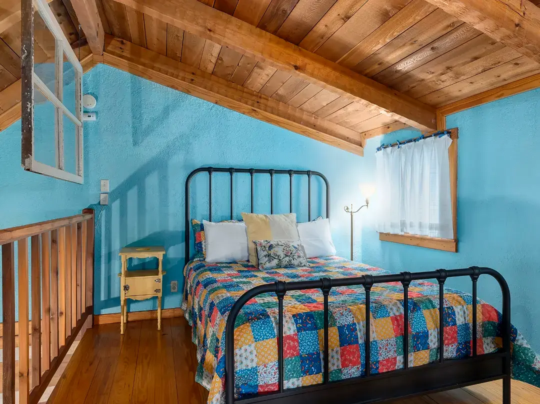 Cozy Cabin With Whirlpool Tub And Front Porch Seating - Charming Oasis - Fredericksburg, TX