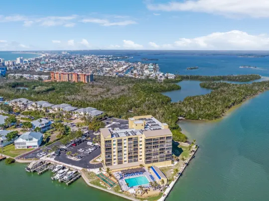 Breathtaking Bay Views And Cozy Balcony - Charming Coastal Escape - Fort Myers Beach, FL