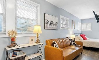 Vibrant Cowgirl Hideaway - Rodeo Themed, Fire Pit & 1/2 mile walk to ...