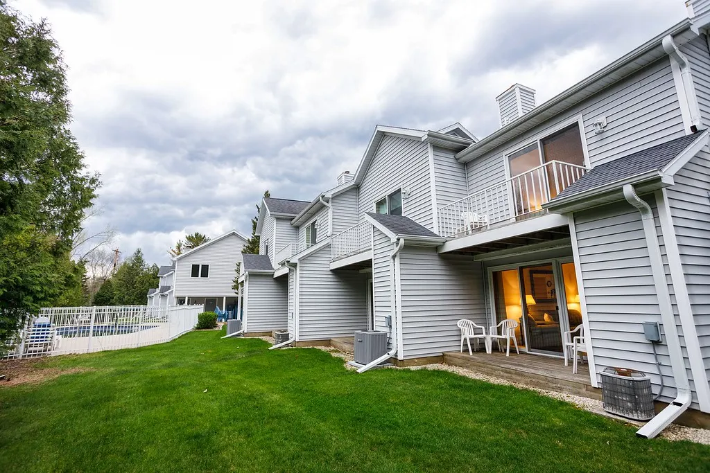 Outdoor Spaces And Shared Pool - Relaxing Hilltop Retreat - Egg Harbor, WI