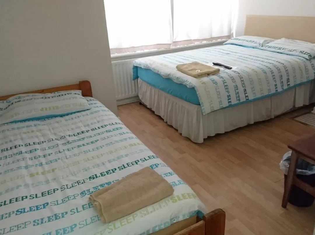 Family Room Sleeps 3 With 1 Double And 1 Single Bed Ground Floor Private Shower - Hayes