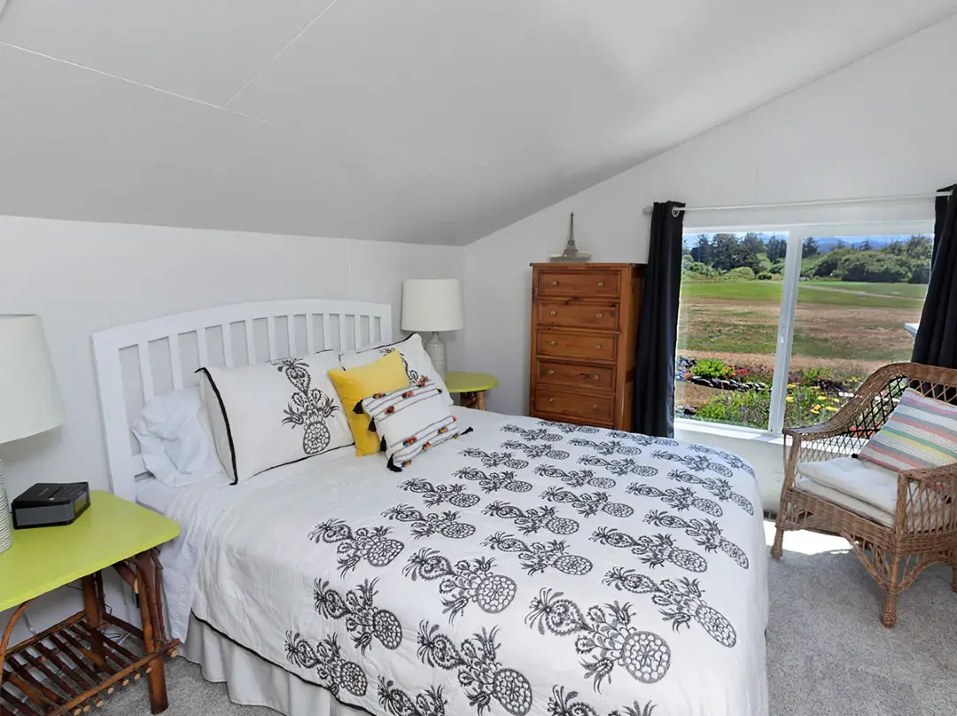 Ocean View And Spacious Deck - Inviting Coastal Retreat - Seaside