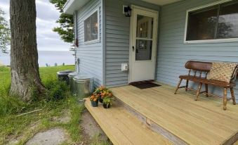 Sunset Serenity: Charming 2-bedroom cottage on picturesque Lake Ontario ...