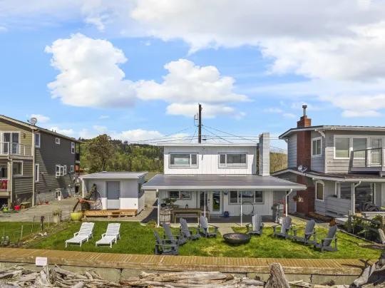 Direct Beach Access And Spa-inspired Amenities - Stunning Waterfront Escape - Camano Island, WA