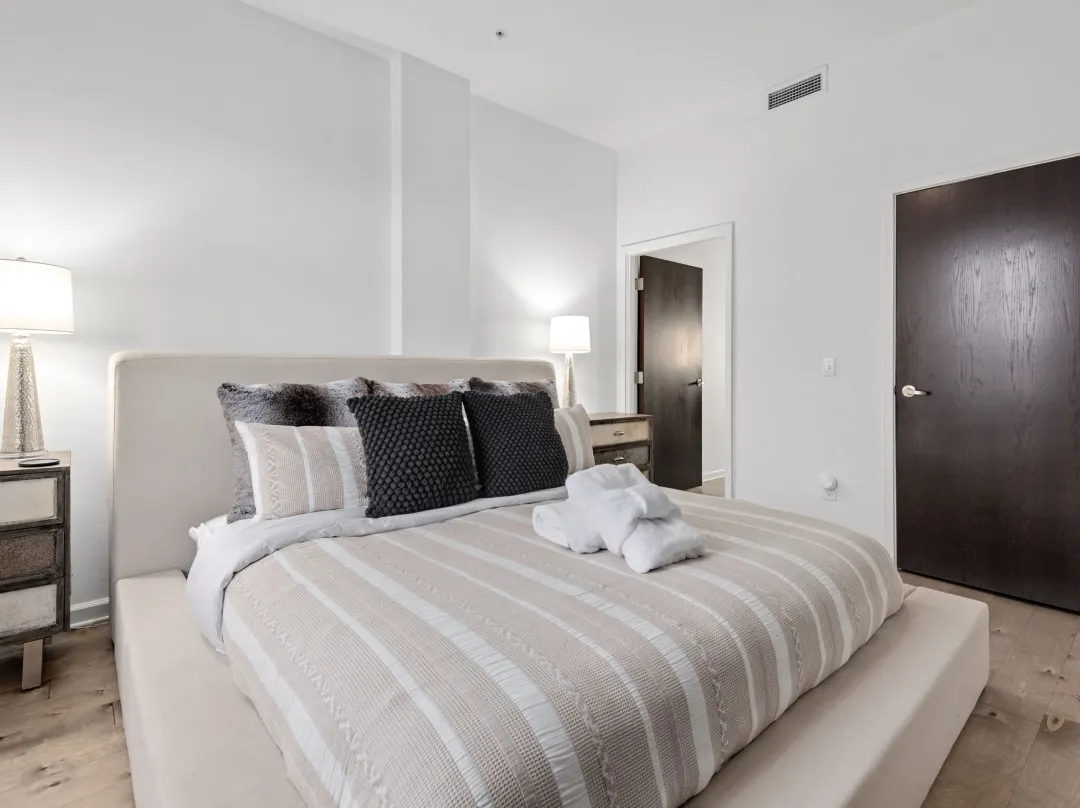 Private Balcony And Vibrant Downtown Access - Stylish Haven - Fayetteville, AR