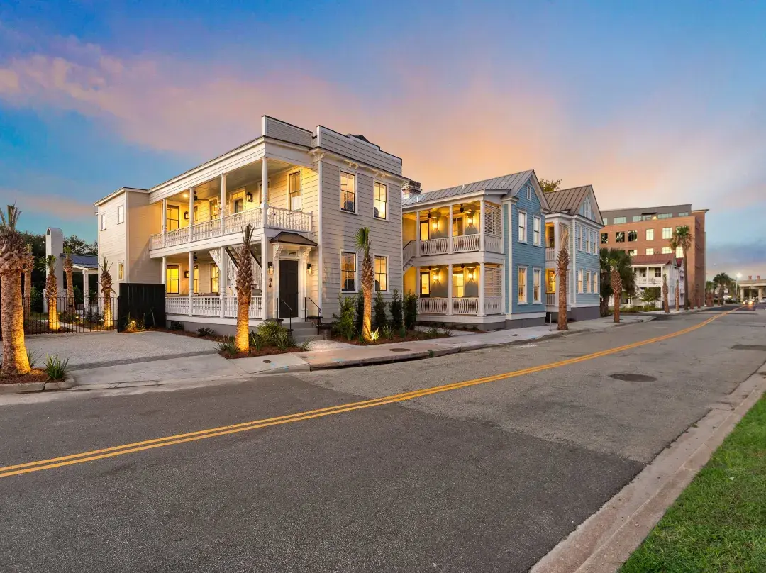 Cozy Living Space And Convenient Amenities - Charming Stylish Escape - Charleston, SC