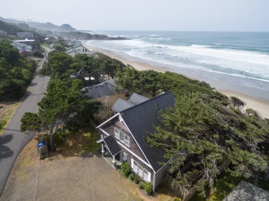 Oceanfront Location And Hot Tub - Breathtaking Cedar Retreat - Depoe Bay, OR