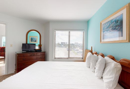 Loft-like condo with balcony, easy beach access, pools, hot tubs ...