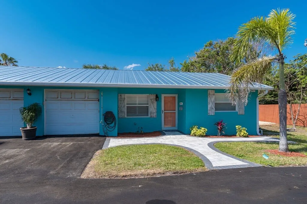 Charming Beach Retreat With Outdoor Oasis - Inviting Coastal Escape - Melbourne