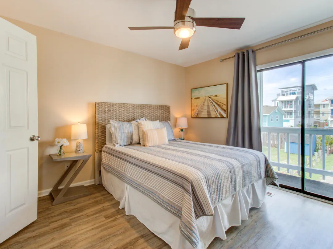 Oceanfront Deck And Private Beach Access - Charming Coastal Retreat - Carolina Beach, NC