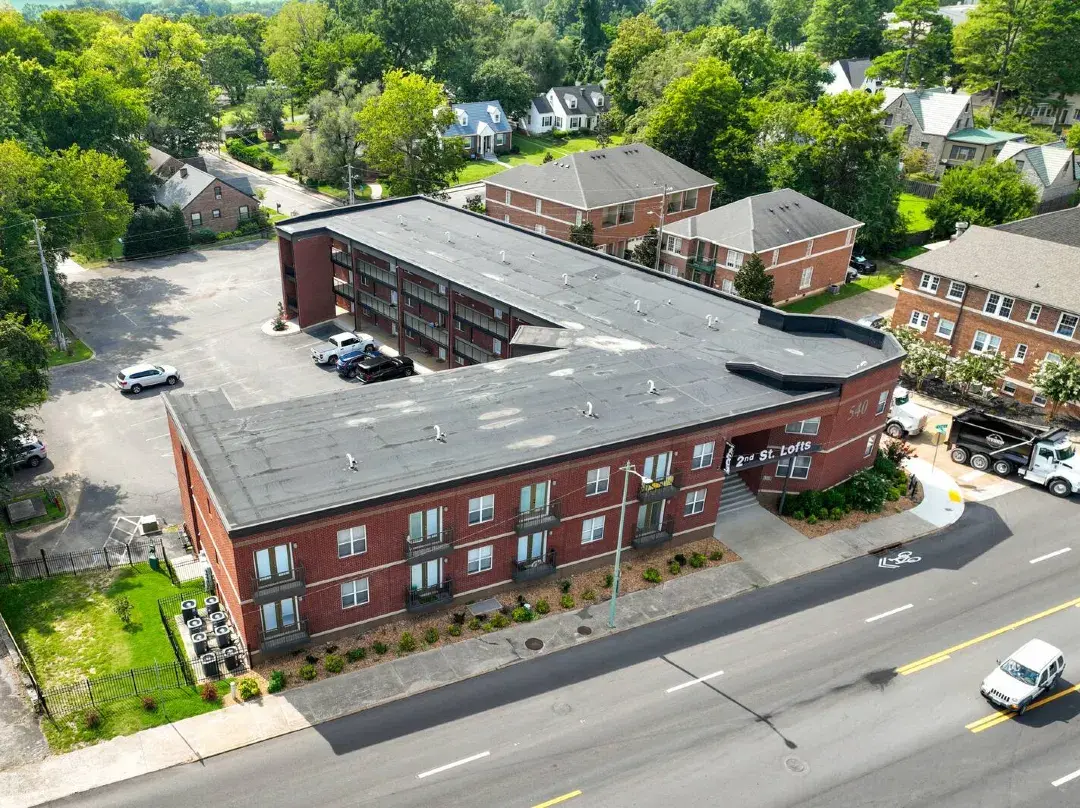 Spacious Living Area And Rooftop Bar Access - Stylish Haven - Clarksville, TN