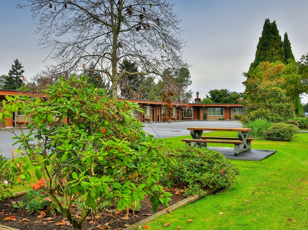 Arbutus Grove Motel - Parksville