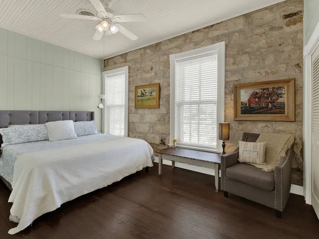 Charming Balcony Suite With Communal Porch - Inviting Historic Retreat - Fredericksburg, TX