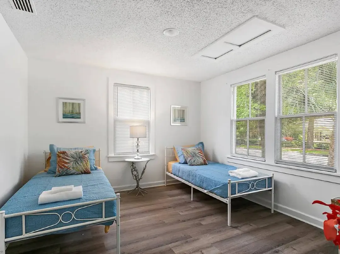 Cozy Retreat With Full Kitchen And Spacious Living Area - Charming Getaway - Orange Park, FL