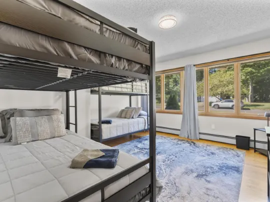 Open Concept Living And Cozy Ambiance - Inviting Spacious Haven - Middletown, CT