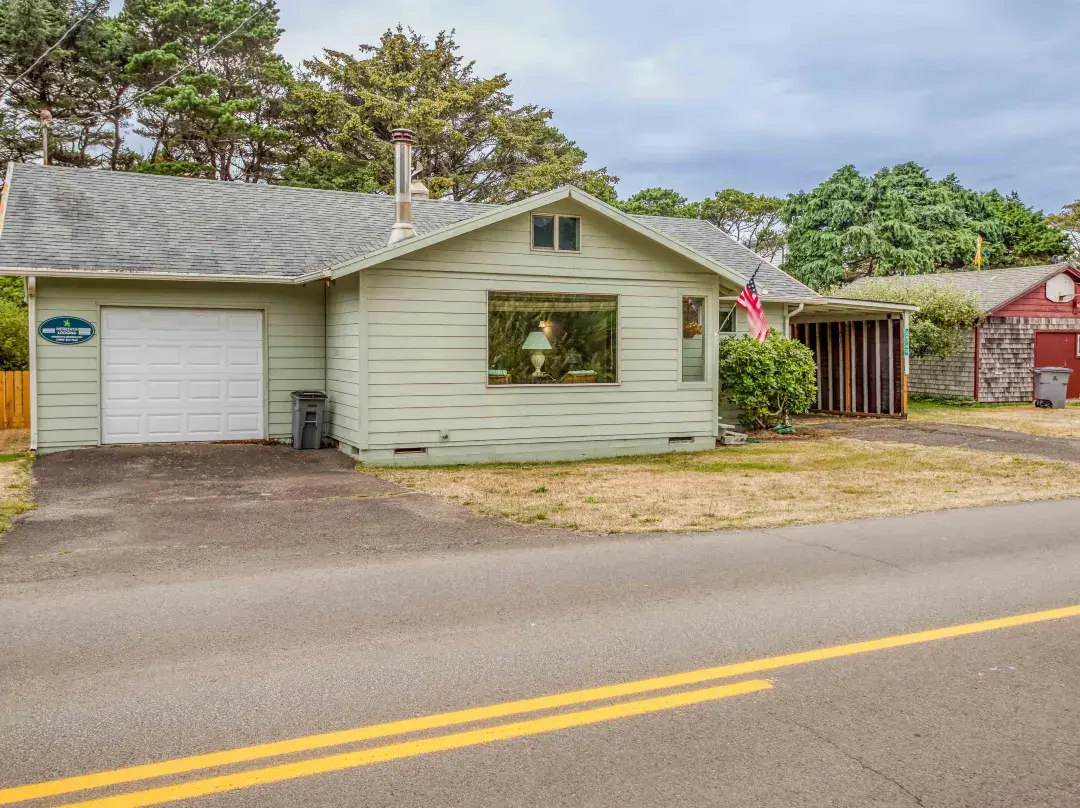 Enchanting Lake Views And Cozy Fire Pit - Charming Coastal Retreat - Rockaway Beach, OR