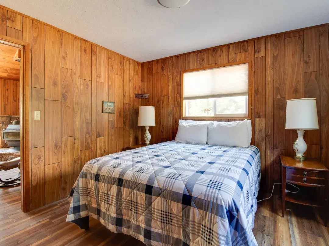 Sparkling Pool And Cozy Deck - Charming Rustic Retreat - Sisters, OR