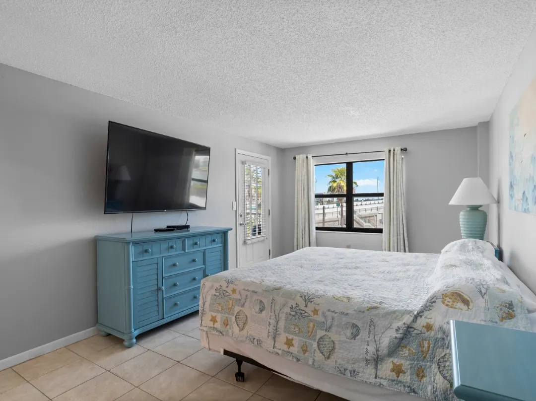 Gulf And John's Pass Views - Spacious Coastal Haven - Madeira Beach, FL