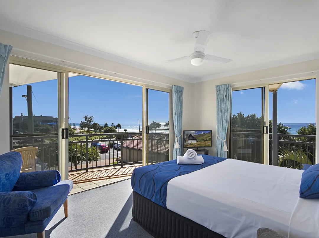 Golden Riviera Absolute Beachfront Resort - Gold Coast