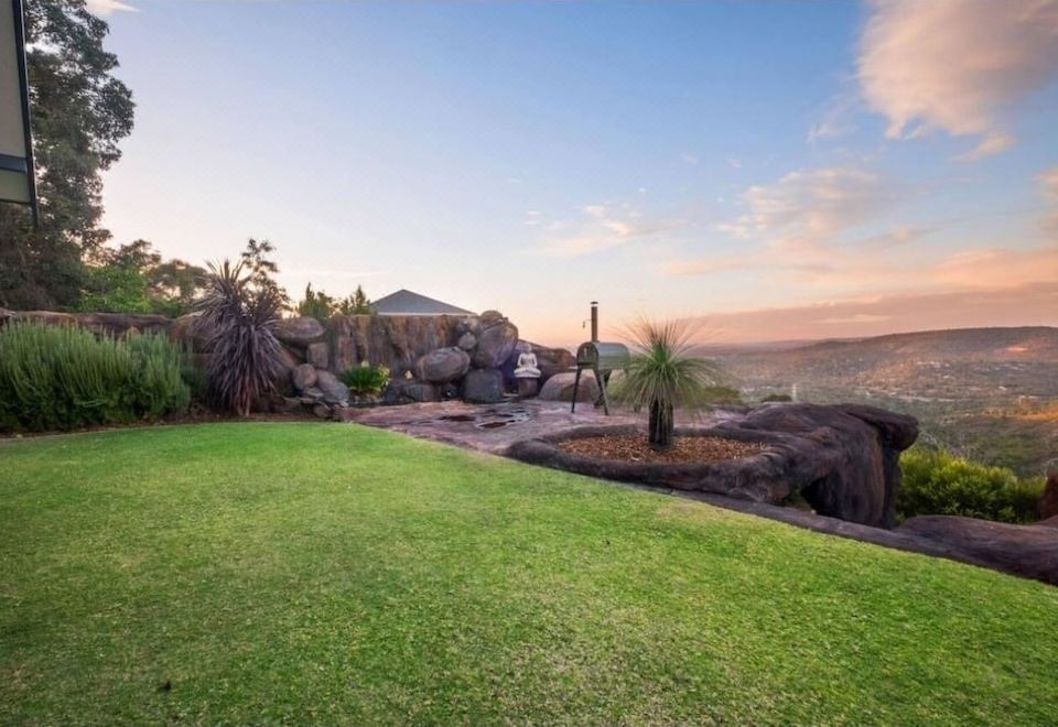 Panoramic Views, Infinity Pool in the Perth Hills, Gooseberry Hill ...