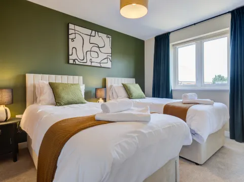 Stylish 3br Stay In Bourne With Parking - Bourne