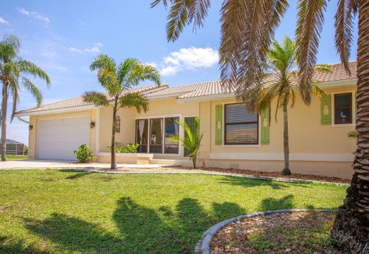 Burnt Store Isles Golf Home, W/Hot Tub/King Bed/Fast WIFI/Unbeatable ...